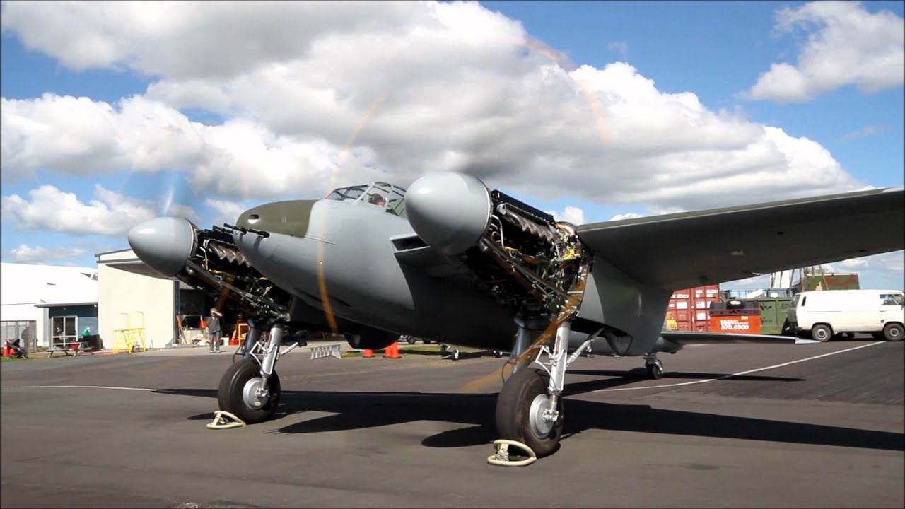 De Havilland DH 98 FB26 Mosquito engine run and taxi: September 22 2012 ...
