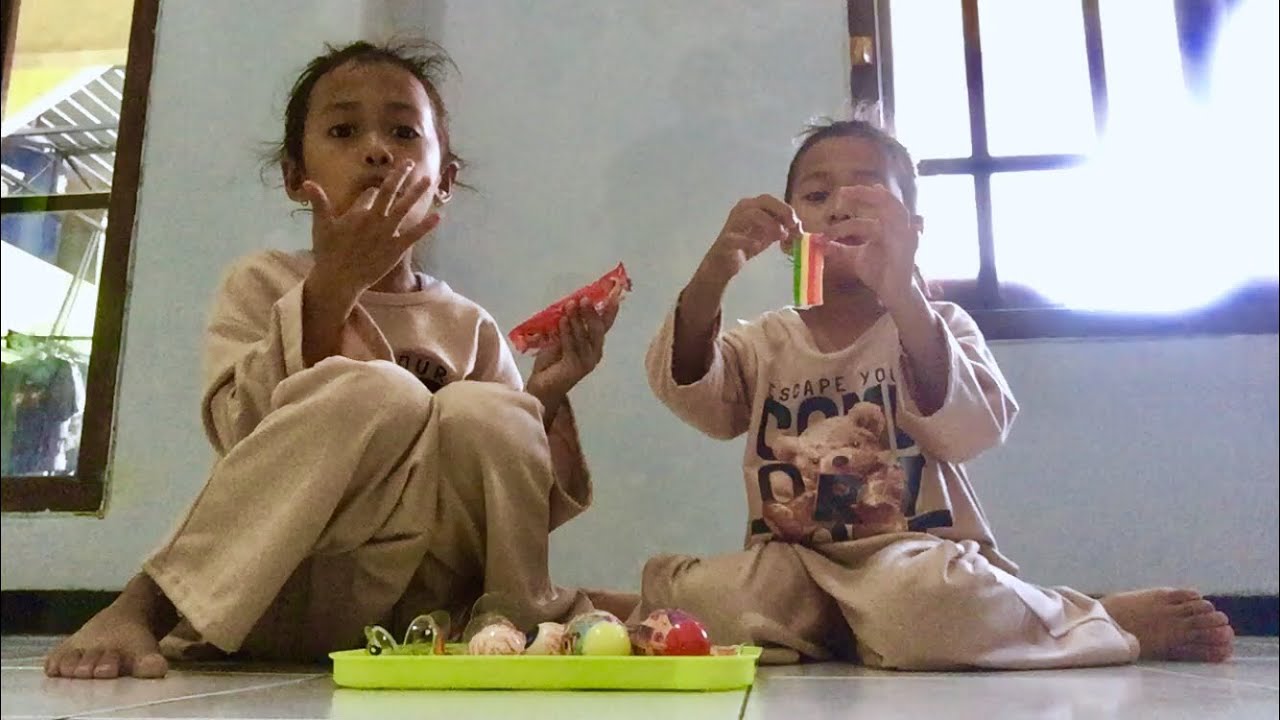 Kecut-kecut Manis - Asik makan permen yupi - YouTube