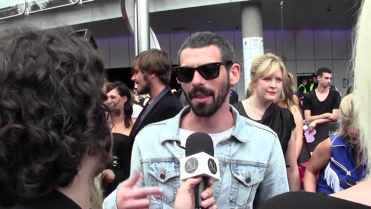 Bluejuice's Jake Stone interviewed on the ARIA Red Carpet 2014 - YouTube