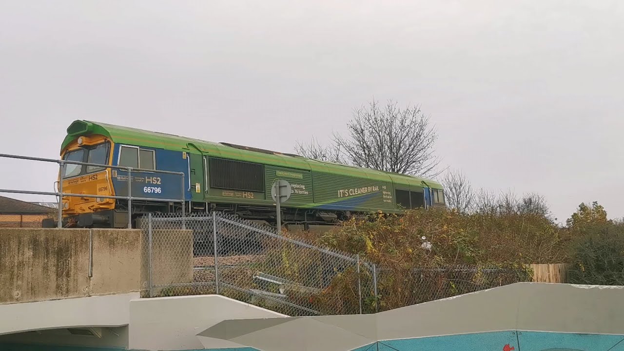GBRF 'It's Cleaner By Rail' class 66 - 66796 in Castleford (27/11/22 ...