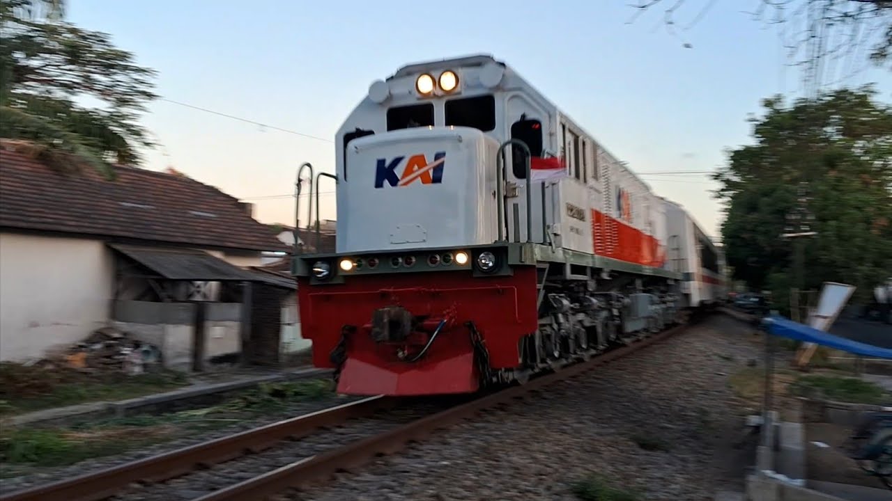 SEMBOYAN 35 BERULANG-ULANG KERETA API SINGASARI [103]. CC 201 77 20 CN ...