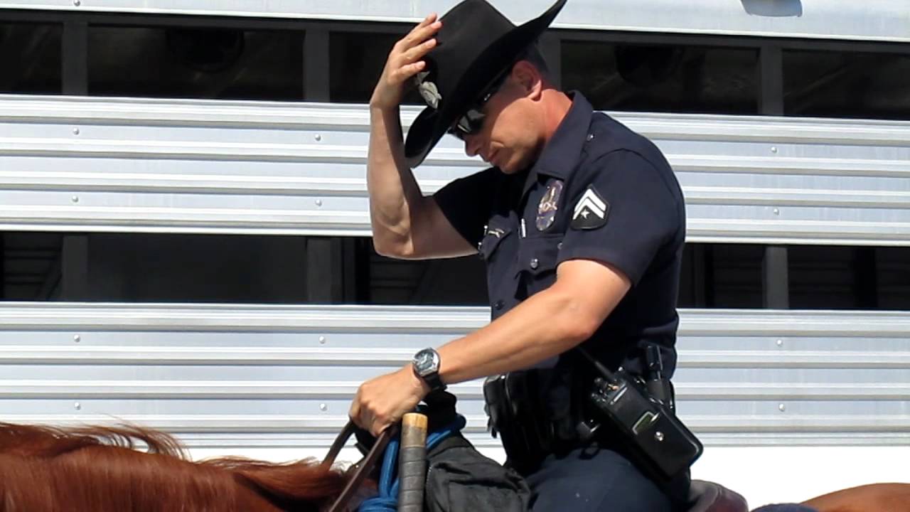 LAPD MOUNTED POLICE HOP ON HORSE VENICE BEACH CALIFORNIA APRIL 30, 2011 ...