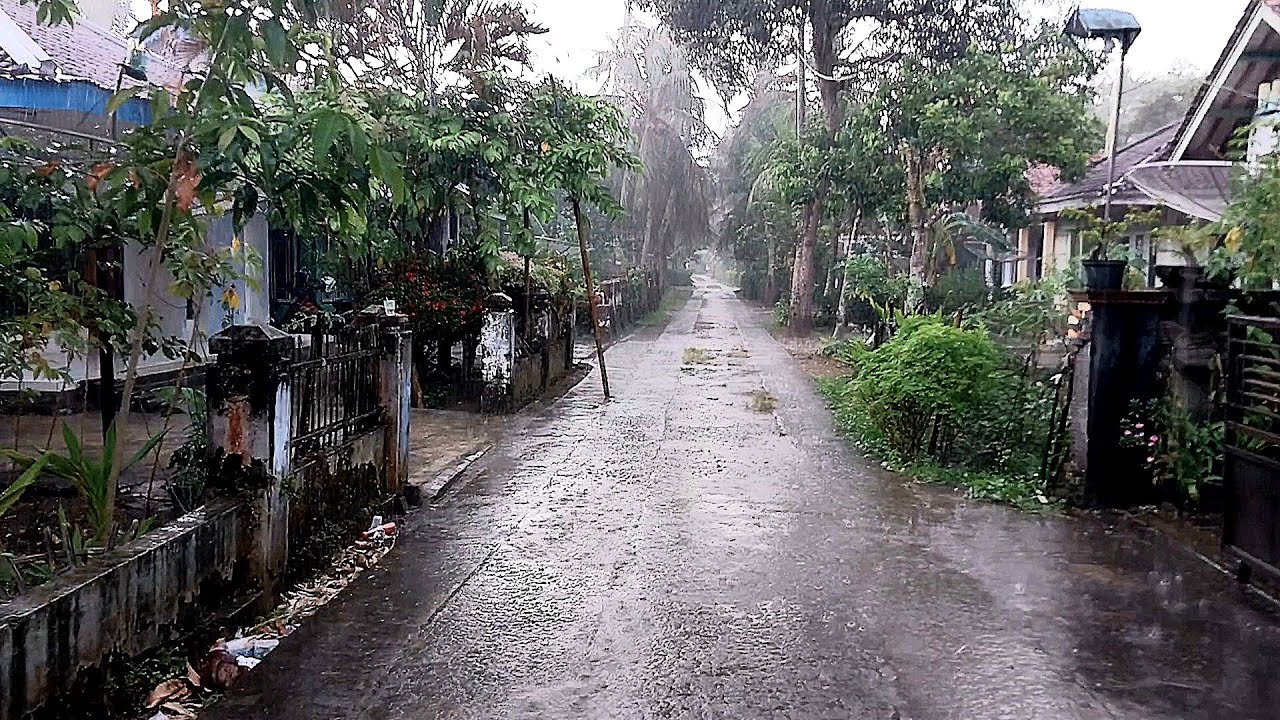 very heavy rain accompanied by strong winds in my hometown - YouTube