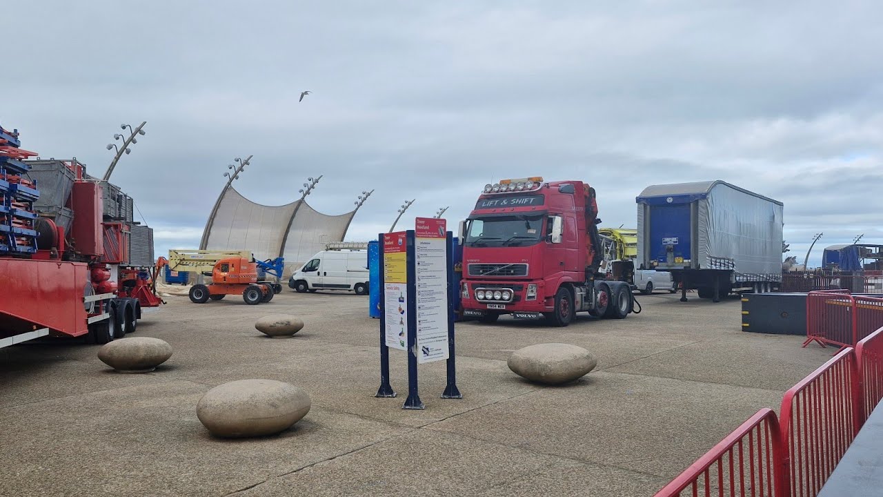 It's All Happening A Hive Of Activity On Blackpool Prom So Many - YouTube