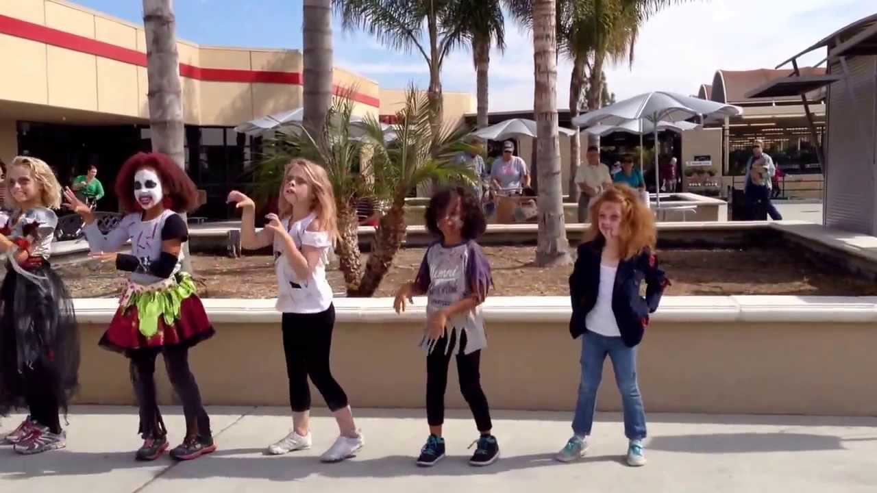 Carla dancing Thriller at the MCX in Miramar - YouTube