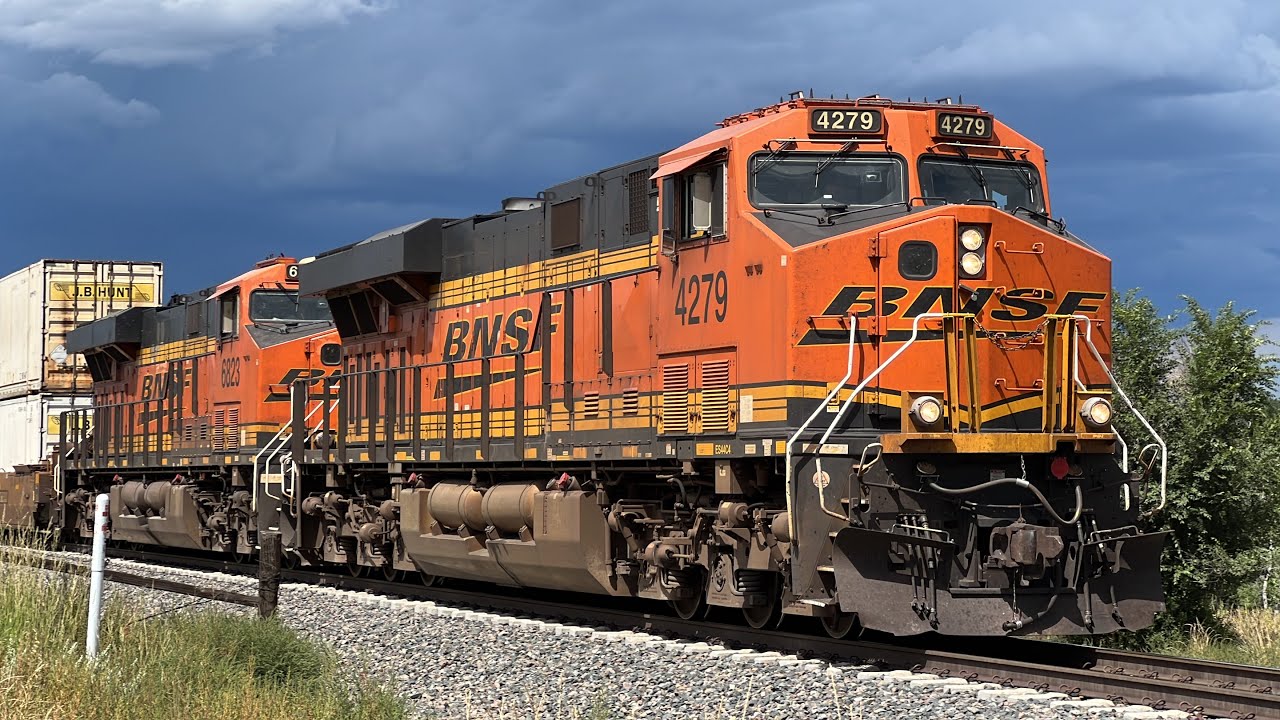 BNSF 4279 Leads a Stormy B-DENSBD4-01A! - YouTube