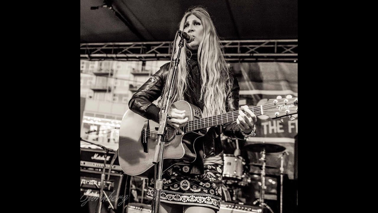 Gia Warner Acoustic Solo Live- "You Learn" by Alanis Morissette - YouTube