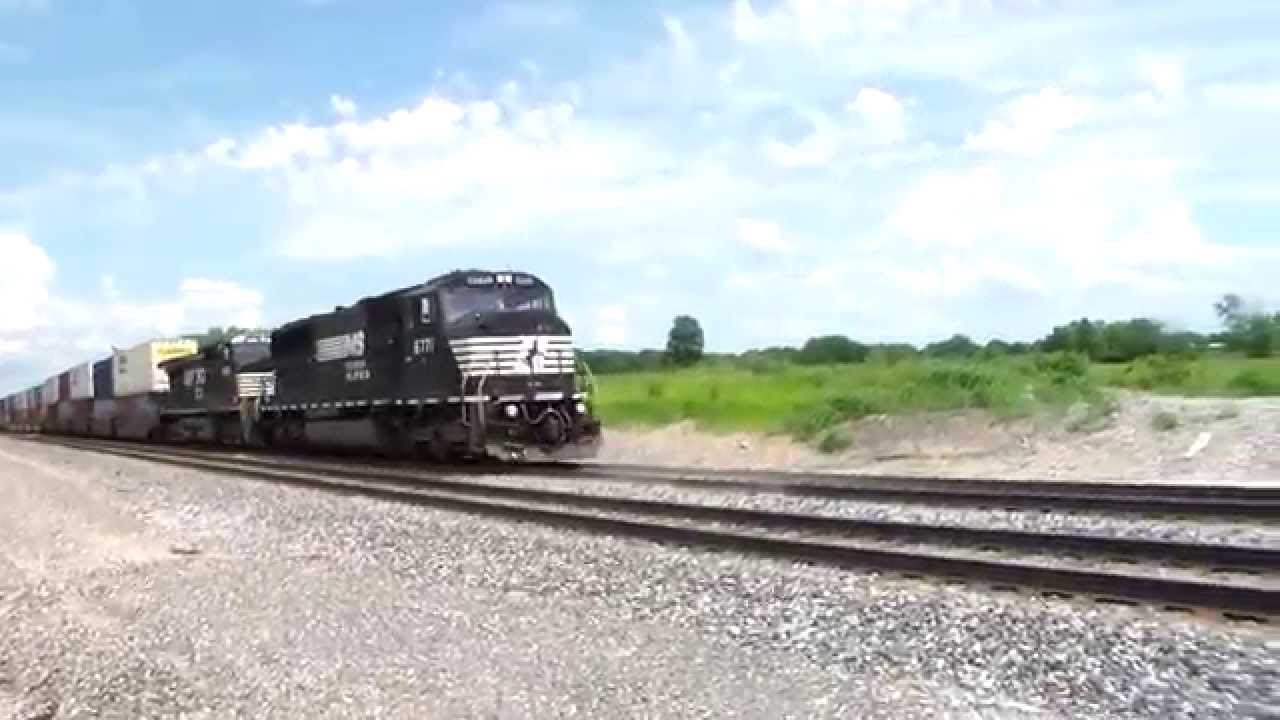 NS 6771 leads stack train - BAD HORN!!! - YouTube