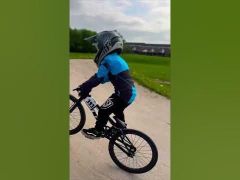4 year old BMX racer training with his Dad 💙 #shorts - YouTube