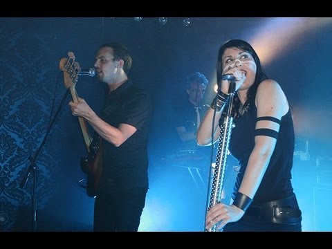 Eva Poles - Il nemico live @ Apartaménto Hoffman - YouTube