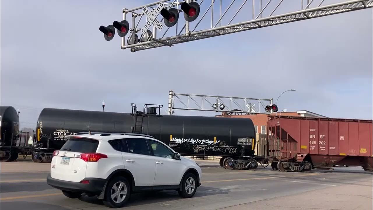 Central Avenue railroad crossing, UP 6565 Manifest, Le Mars, IA - YouTube