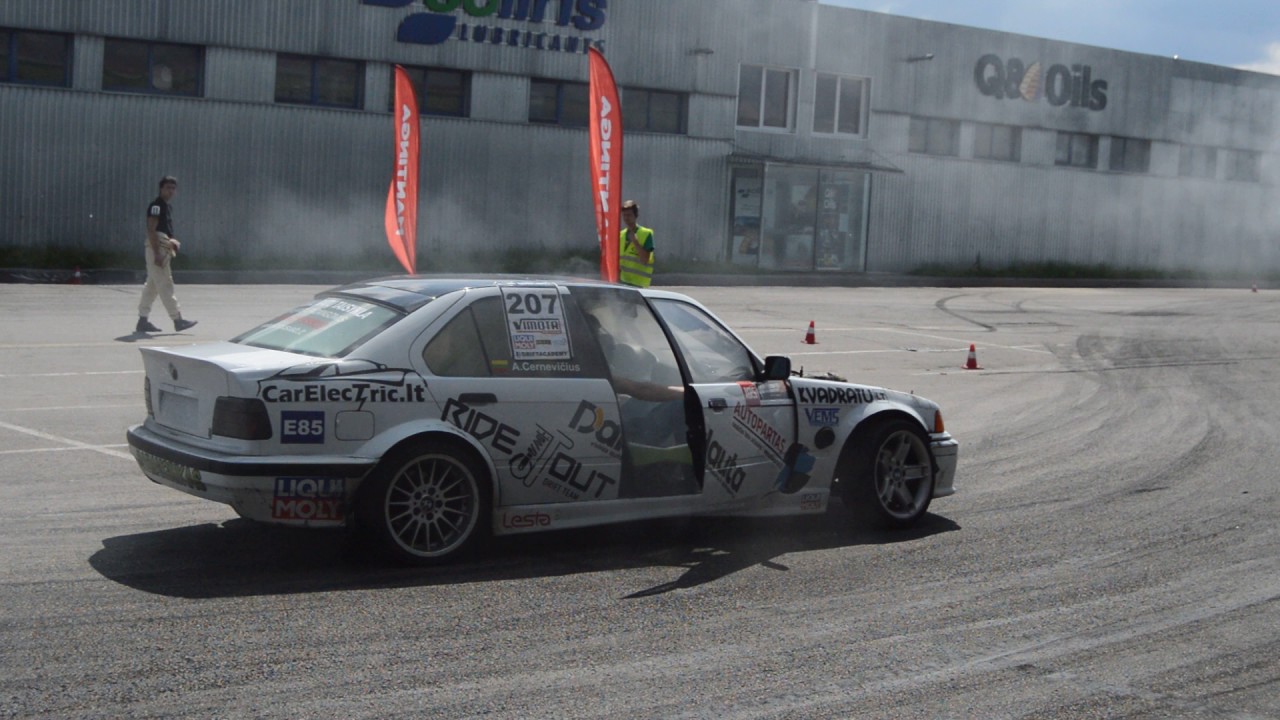 BMW E36 Shooting flames - YouTube