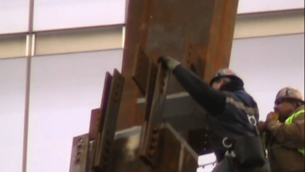 Local 40 iron workers installing a corner node on 1 World Trade Center ...