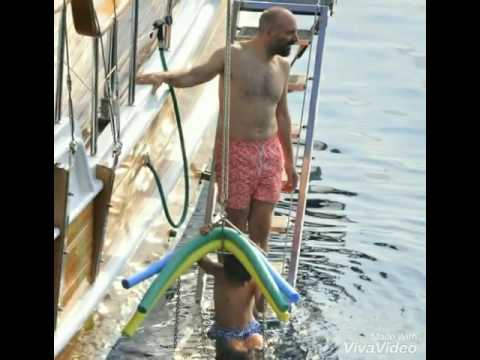 BERGŪZAR KOREL VE HALİT TAİLDE BİKİNİLİ.....