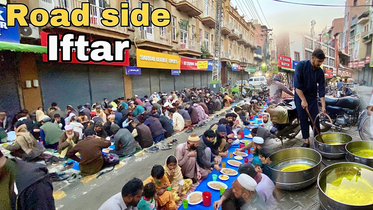 1,000+ People Iftar on the Road | Biggest Ramadan Street Iftar in ...