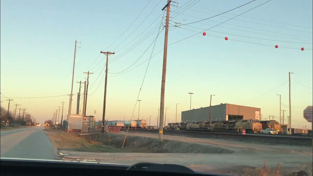 UP 5552 Leads Locomotive Houston,Tx - YouTube