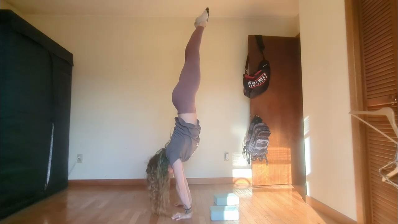 Handstand Practice Day 33/365 Round 5 - YouTube