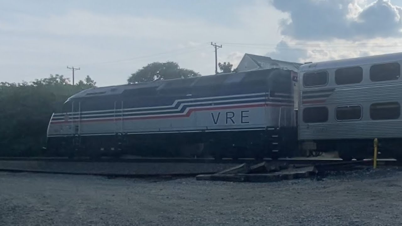 RAILROAD CROSSING GLITCH! VRE Fredericksburg P307-15 @ Cherry Hill, VA with MP36PH-3C V61 ...