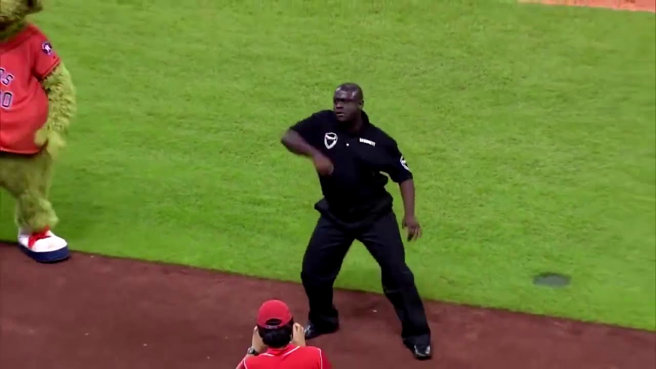 Dancing security guard (meme's about) - YouTube