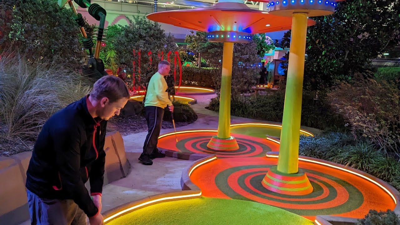 Awesome Night Mini Golf! Universal's Hollywood Drive-In Mini Golf - YouTube