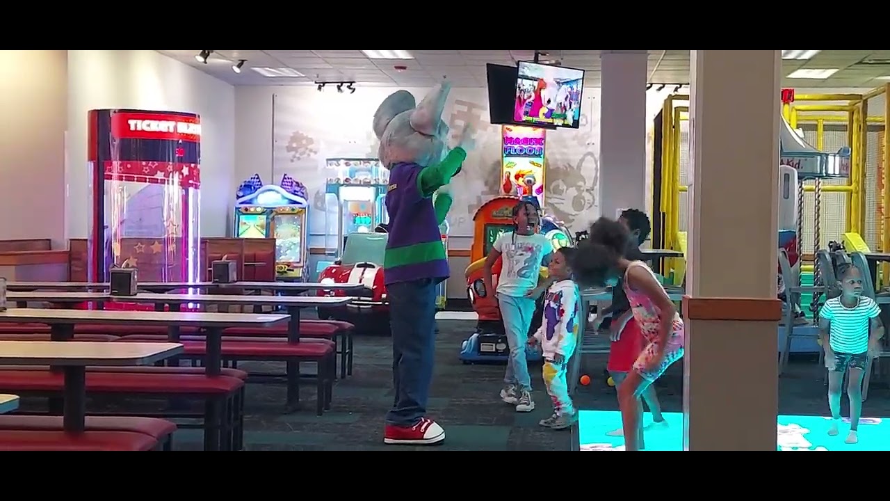 "Me & My Friends" - Chuck E. Cheese Live Performance - YouTube
