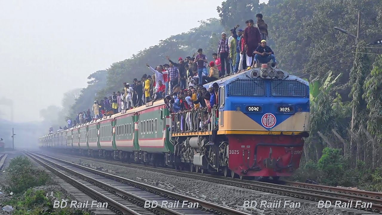 Mahanagar Provati Express Train Overloaded by Passengers (Inside ...