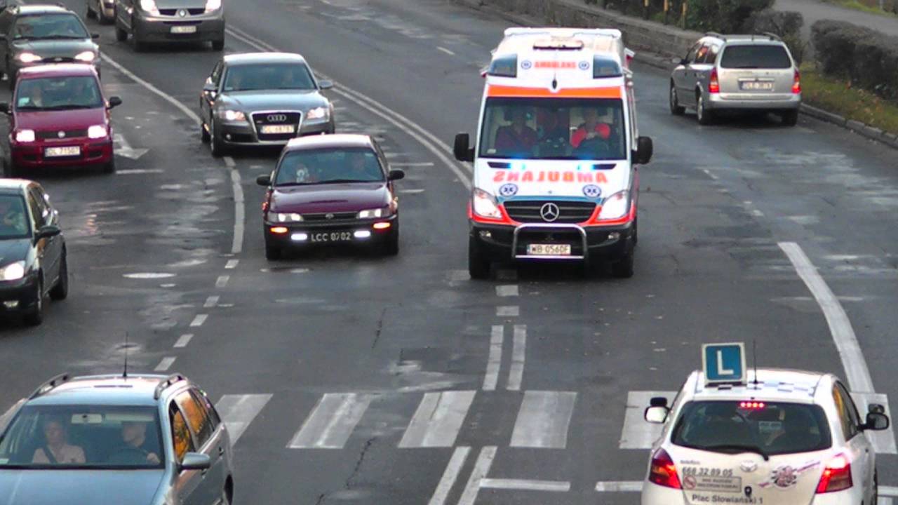Alarmowo ambulans Mercedes Sprinter (S) Autoform - YouTube