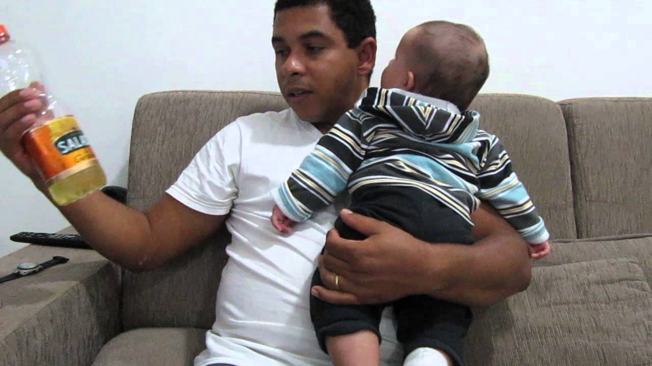 Como curar a caspa na cabeça do bebe # aprendendo a ser pai 008 - YouTube