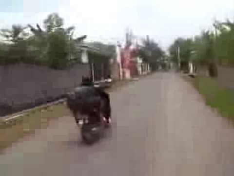 Video Lucu Naik Motor Tabrak Tukang Sayur