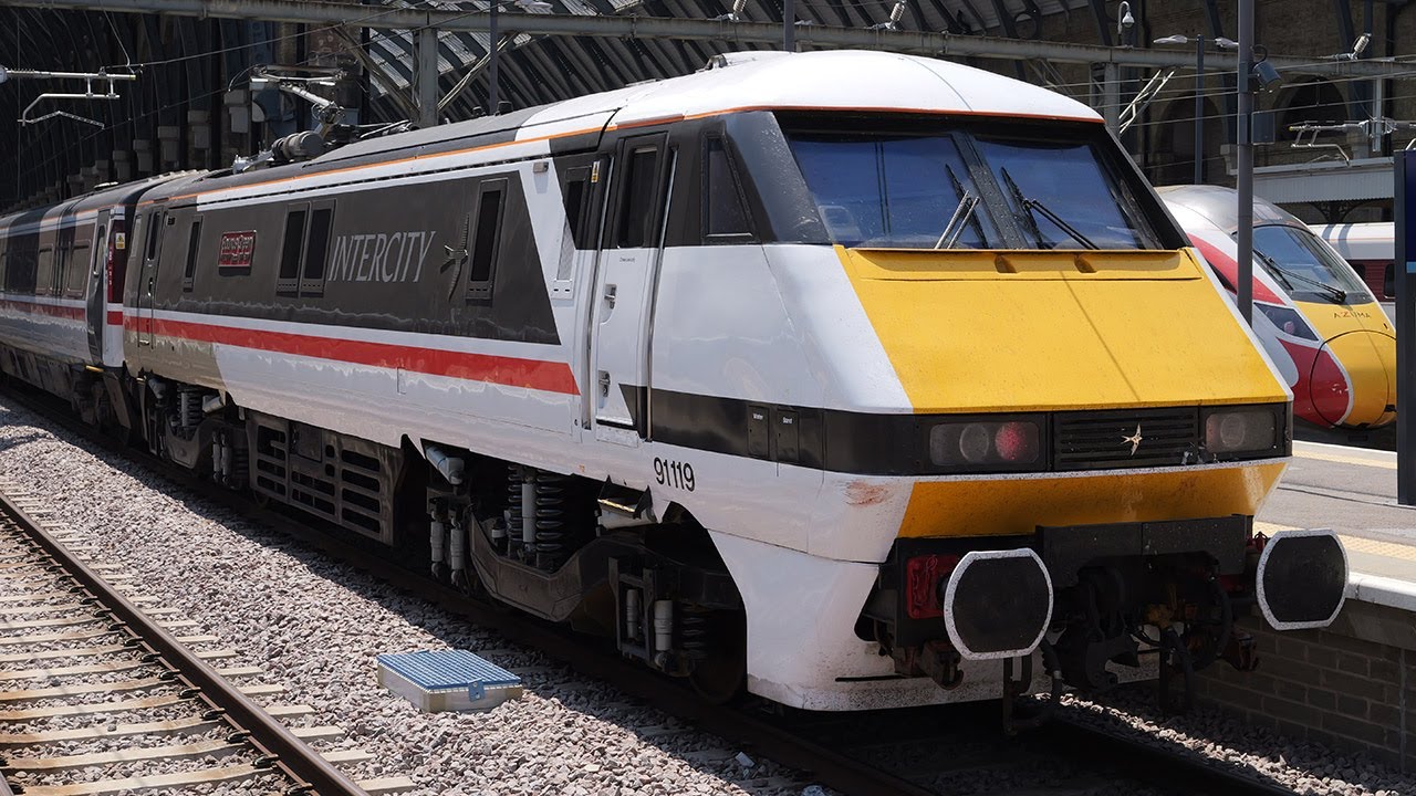 Intercity 225 Trains at Kings Cross Station (in 4k) - YouTube