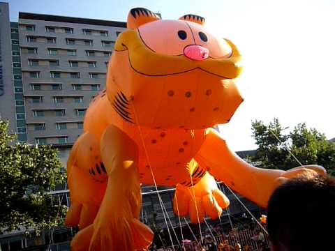 Garfield + Oddy / Paris Parade 2011 - YouTube