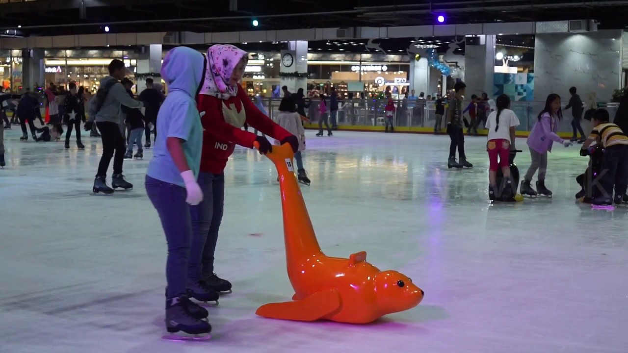 ICE SKATING AEON MALL CAKUNG - HUJAN SALJU - YouTube