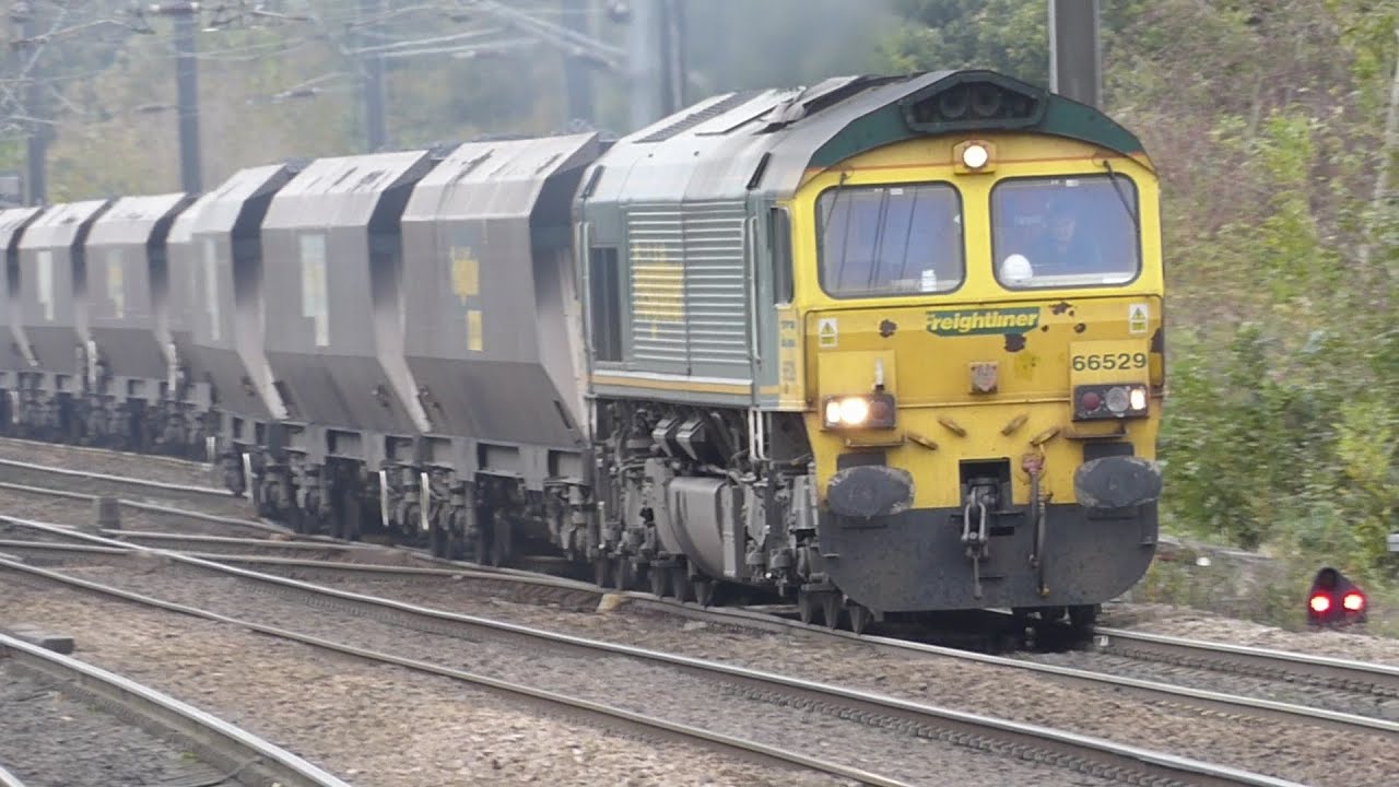 Freightliner 66529 accelerates through Durham (20/10/14) - YouTube