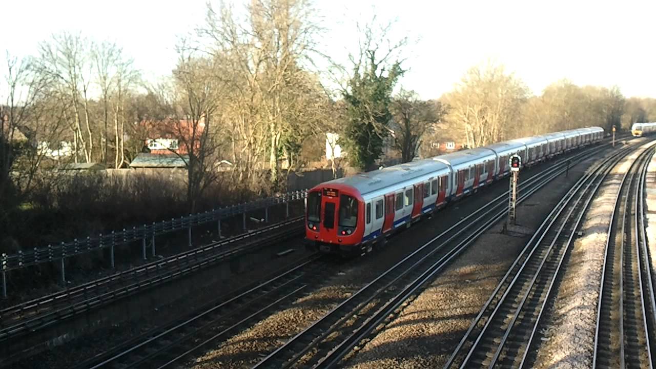 Metropolitan line S8 Stock near Northwood Station on Fast Line on 16/1 ...