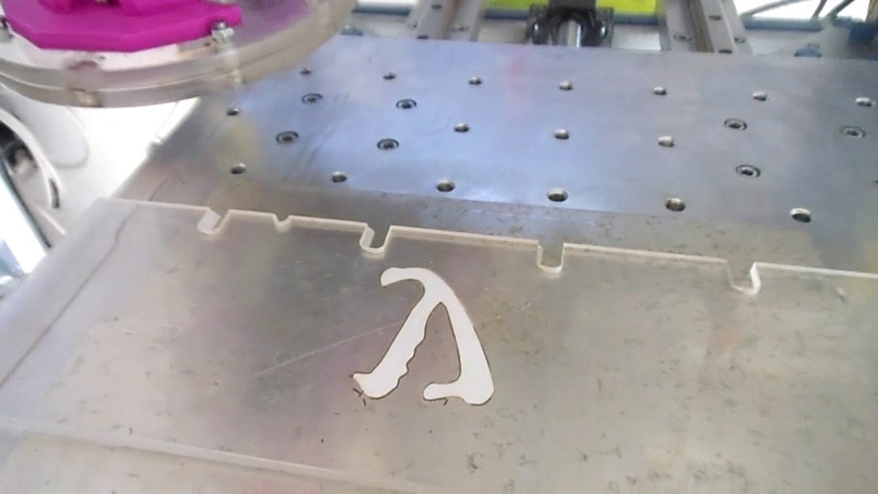 2eme essai gravure laser plexi - YouTube
