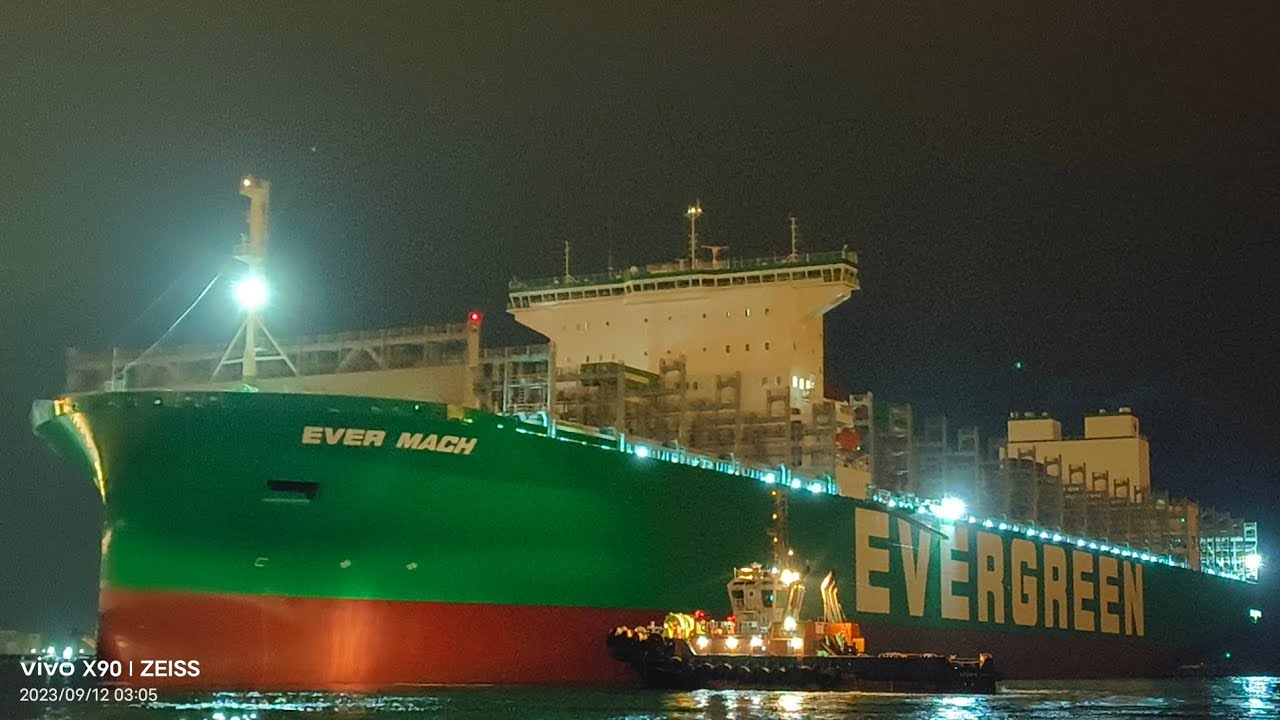 長榮海運 EVER MACH 長速輪 新船首航高雄港 - YouTube
