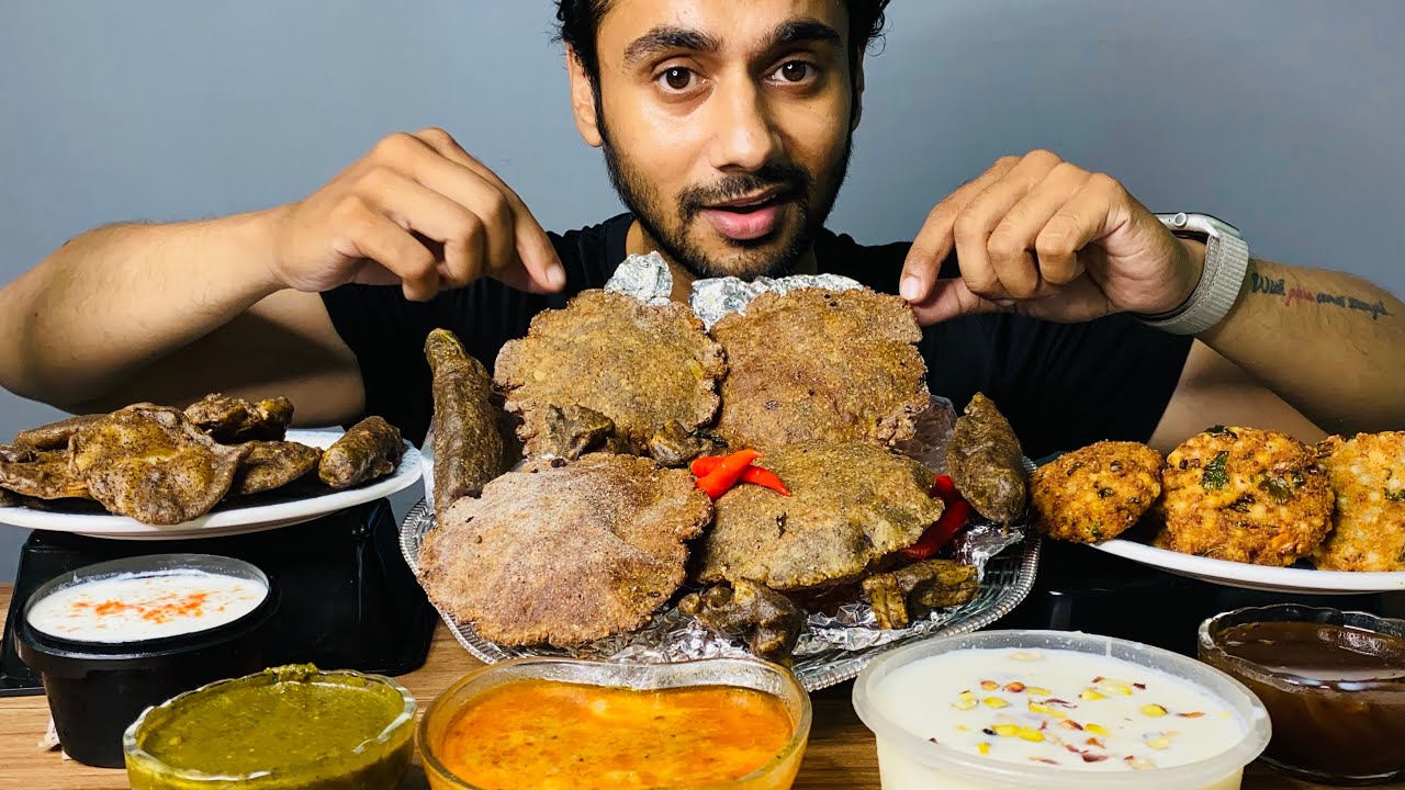 Eating (Navratri Special) Vart Thali !!Kutu Puri, Sabudana Tikki, Aloo ...