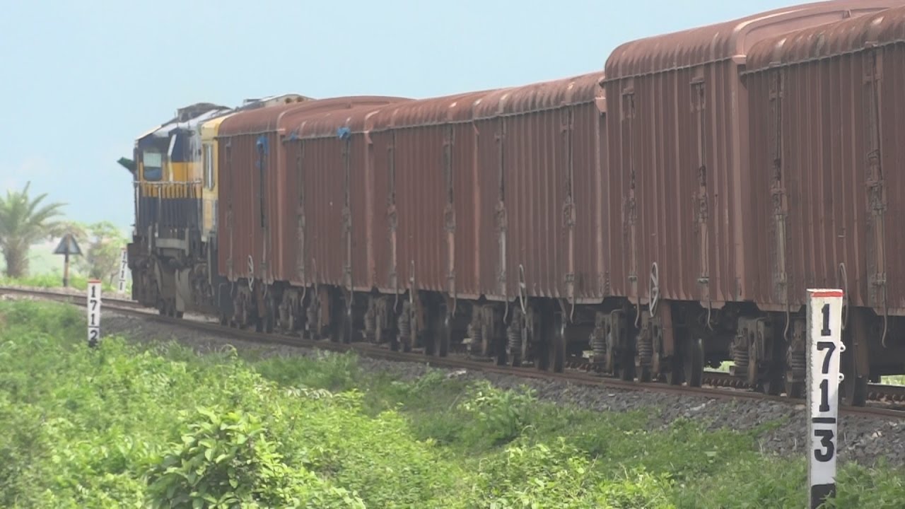 [IRFCA] Dual Cab Diesel freight locomotive WDG4D with long BCNA Rake ...