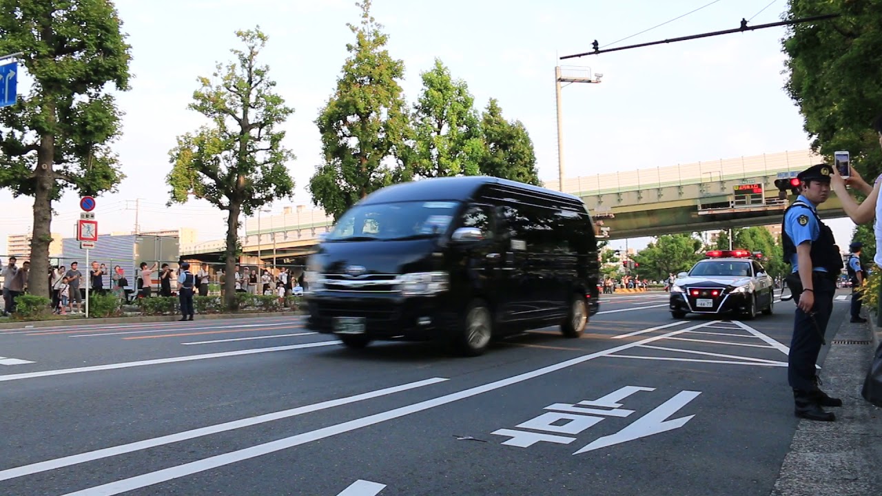 G20大阪サミット 夕食会に向かう欧州連合の車列 Motorcade of EU heading for dinner party, G20 ...