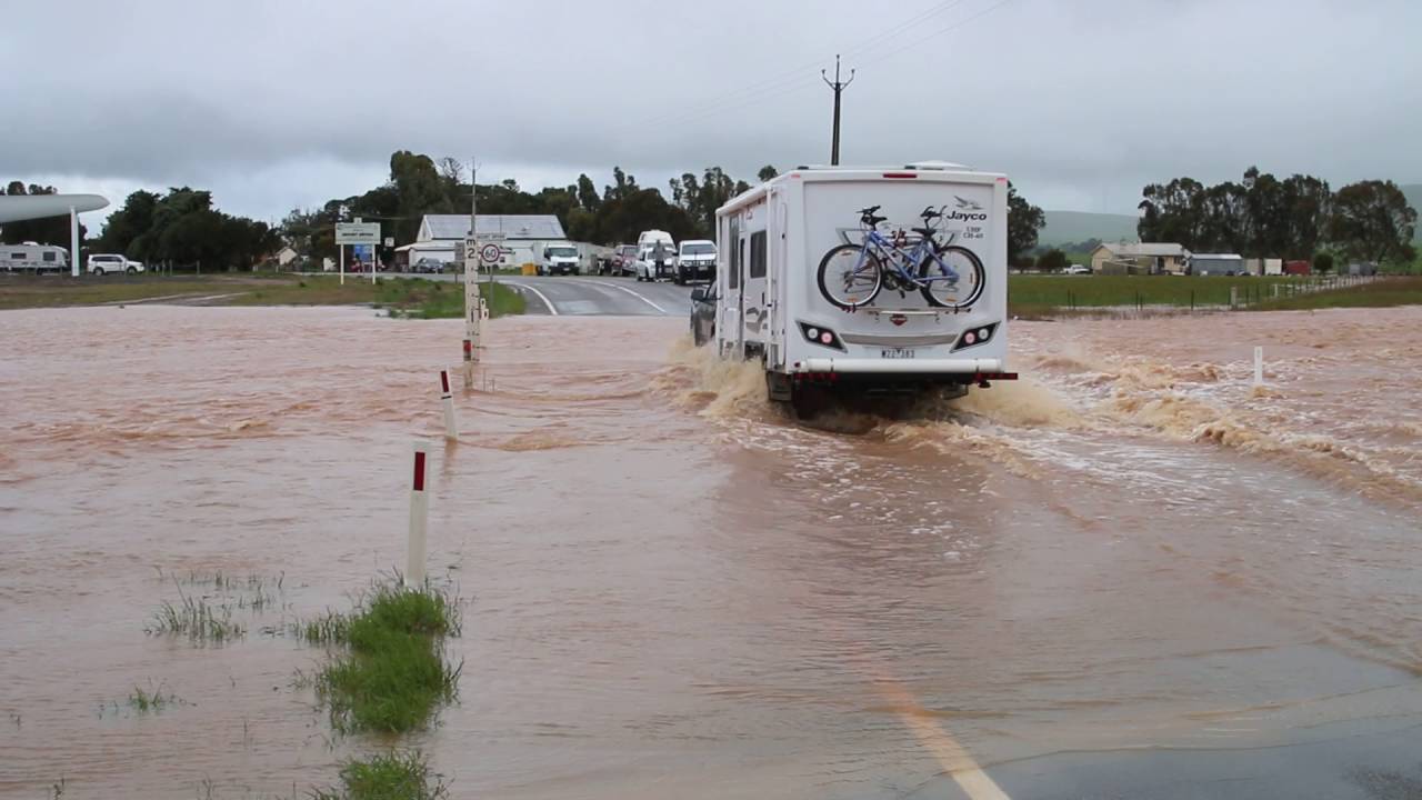 Water over road at Mount Bryan, SA - YouTube