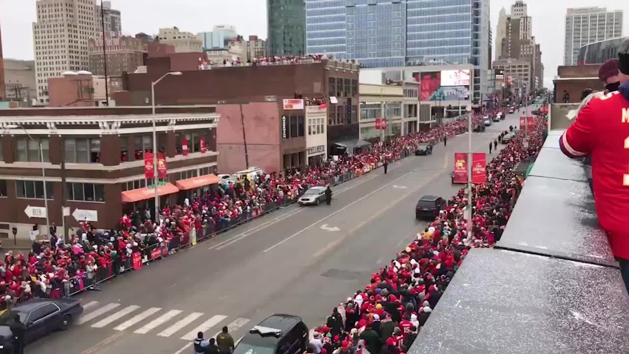Kansas City Chiefs fans join to sing National Anthem before start of ...