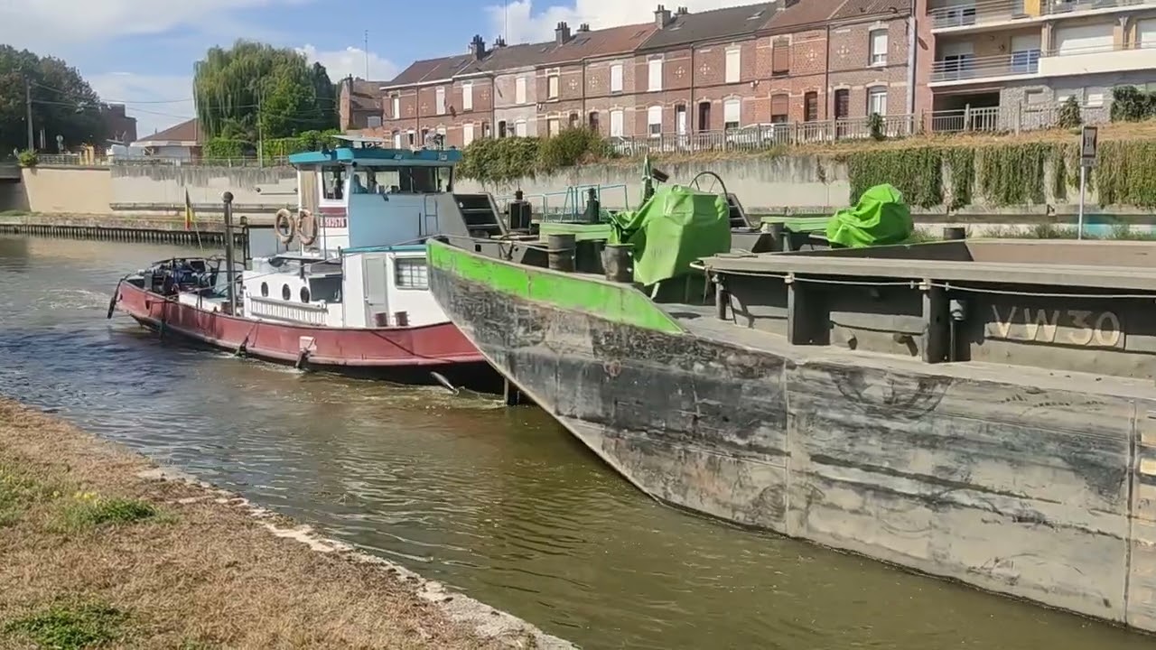 pousseur Canal de l'Escaut - YouTube