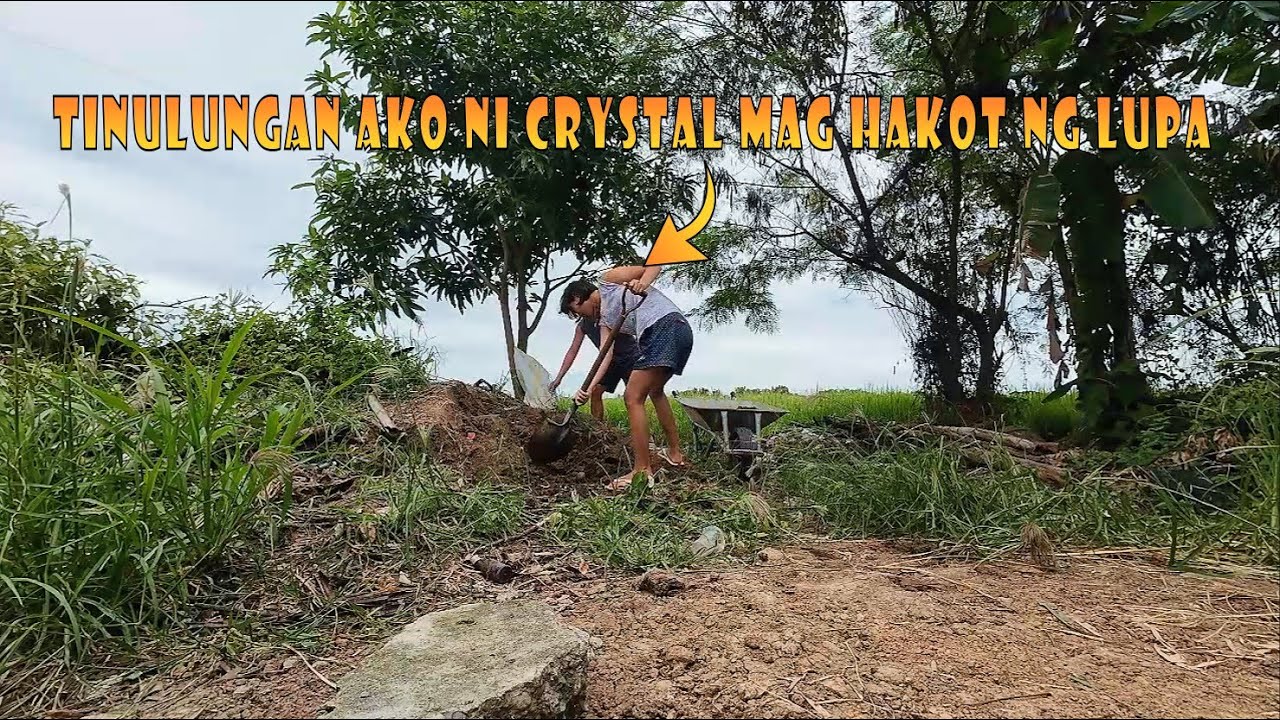 Tinulungan ako ni Crystal mag Hakot ng Lupa - YouTube