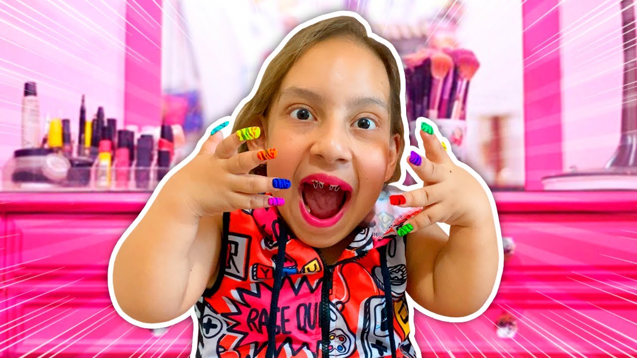 Maria Clara finge chorar para ganhar roupas e maquiagem do papai ...