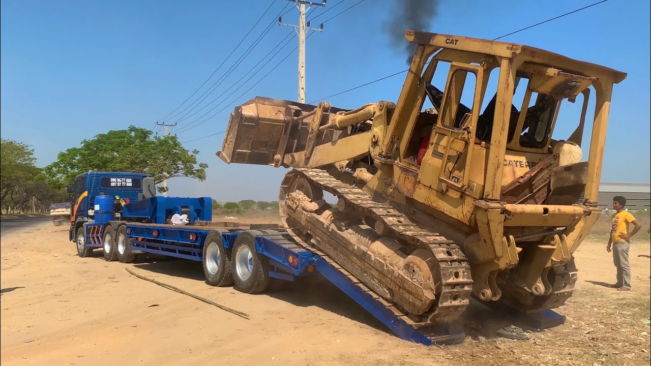 Bulldozer Loading On Truck Trailer អាប៉ុលទឡើងលើឡានដឹក - YouTube