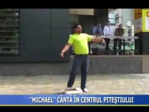 Razi cu lacrimi!!! "Michael" canta in centrul Pitestiului - Eu, muzica ...