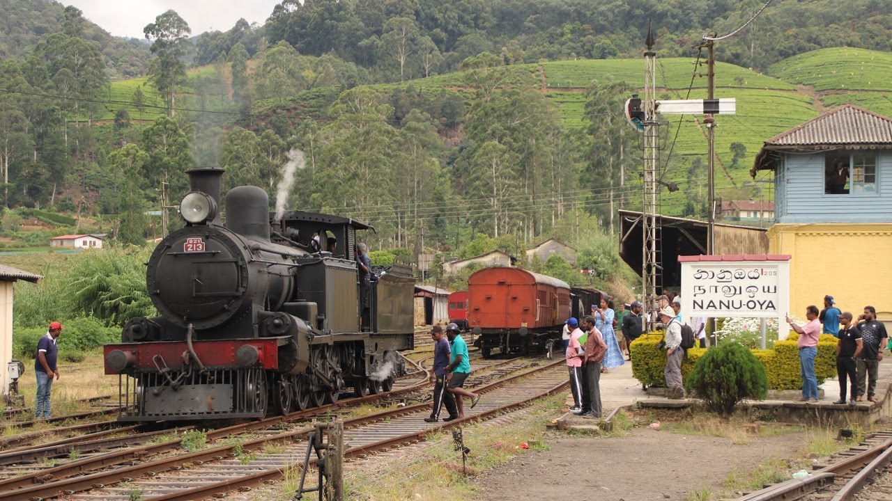 Steam train on the Sri Lanka mountain railway line / Dampfzug tren de ...