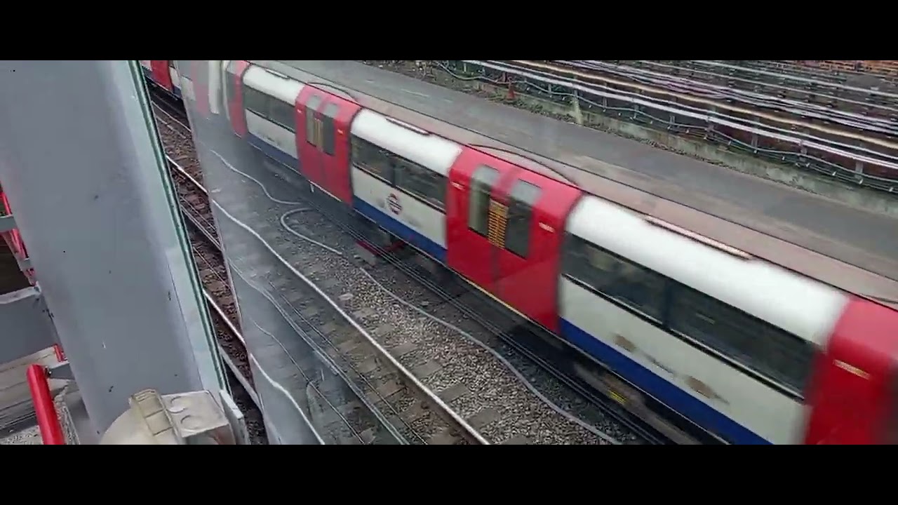 London Underground Jubilee Line 1996 Stock Passing Stratford High ...