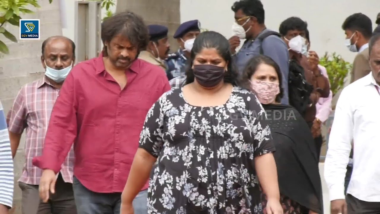 Shivarajkumar Daughter And Wife Came To Puneeth Rajkumar Samadhi | Geetha Shivrajkumar - YouTube