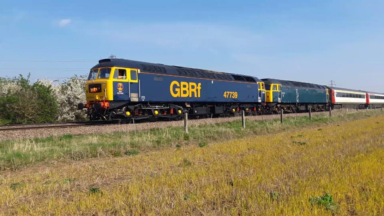 Class 47's 47739 & 47727 approaching Uffington level crossing with ...